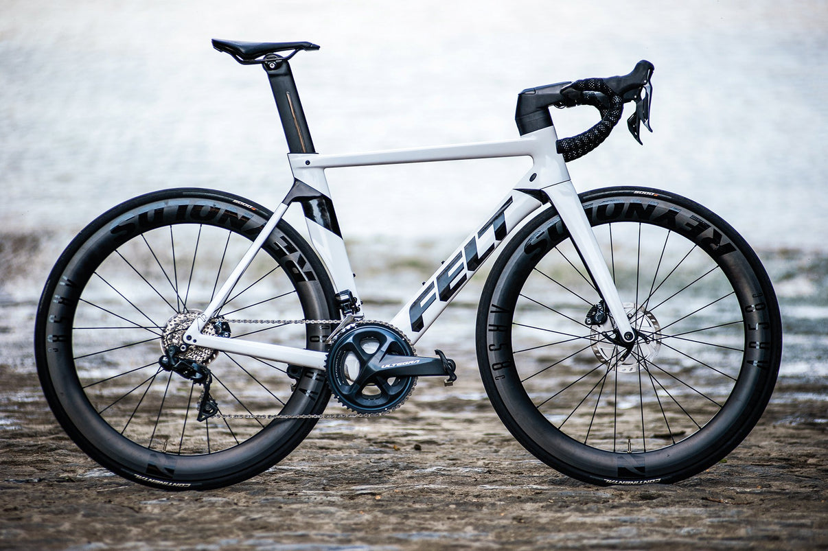 Bicicleta de Ruta Felt Aero Road Advanced 105 Di2 (Negro-Blanco) – A Rueda